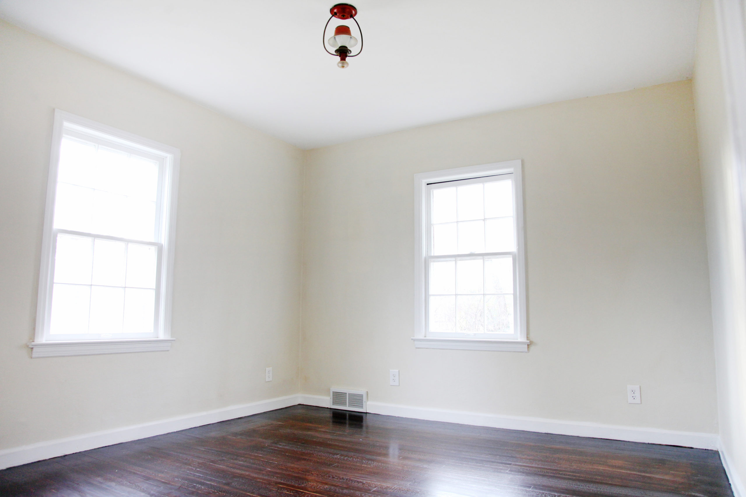 Staging an empty house to sell - tips & tricks! • Grand Little Place