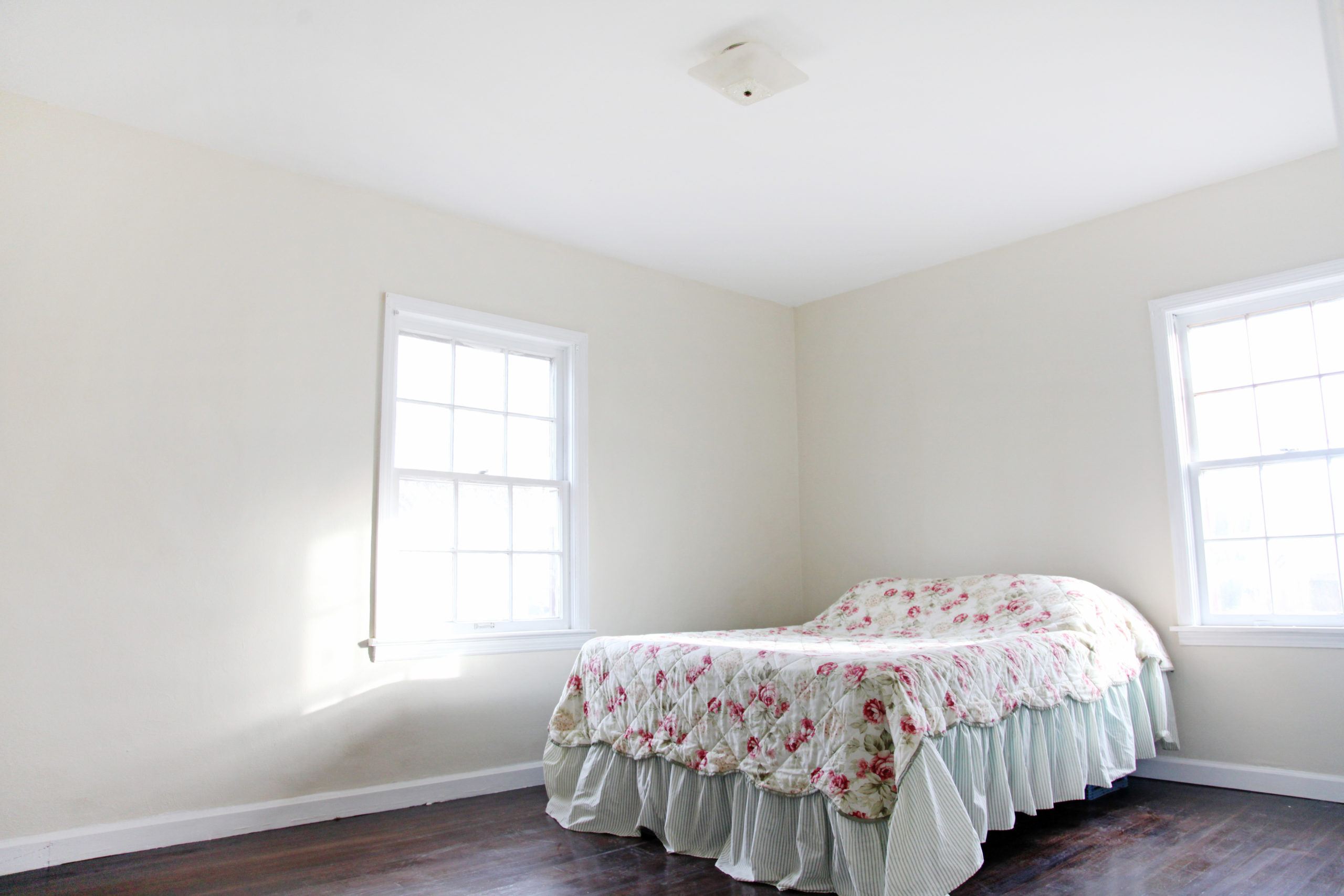 Staging an empty house to sell - tips & tricks! • Grand Little Place