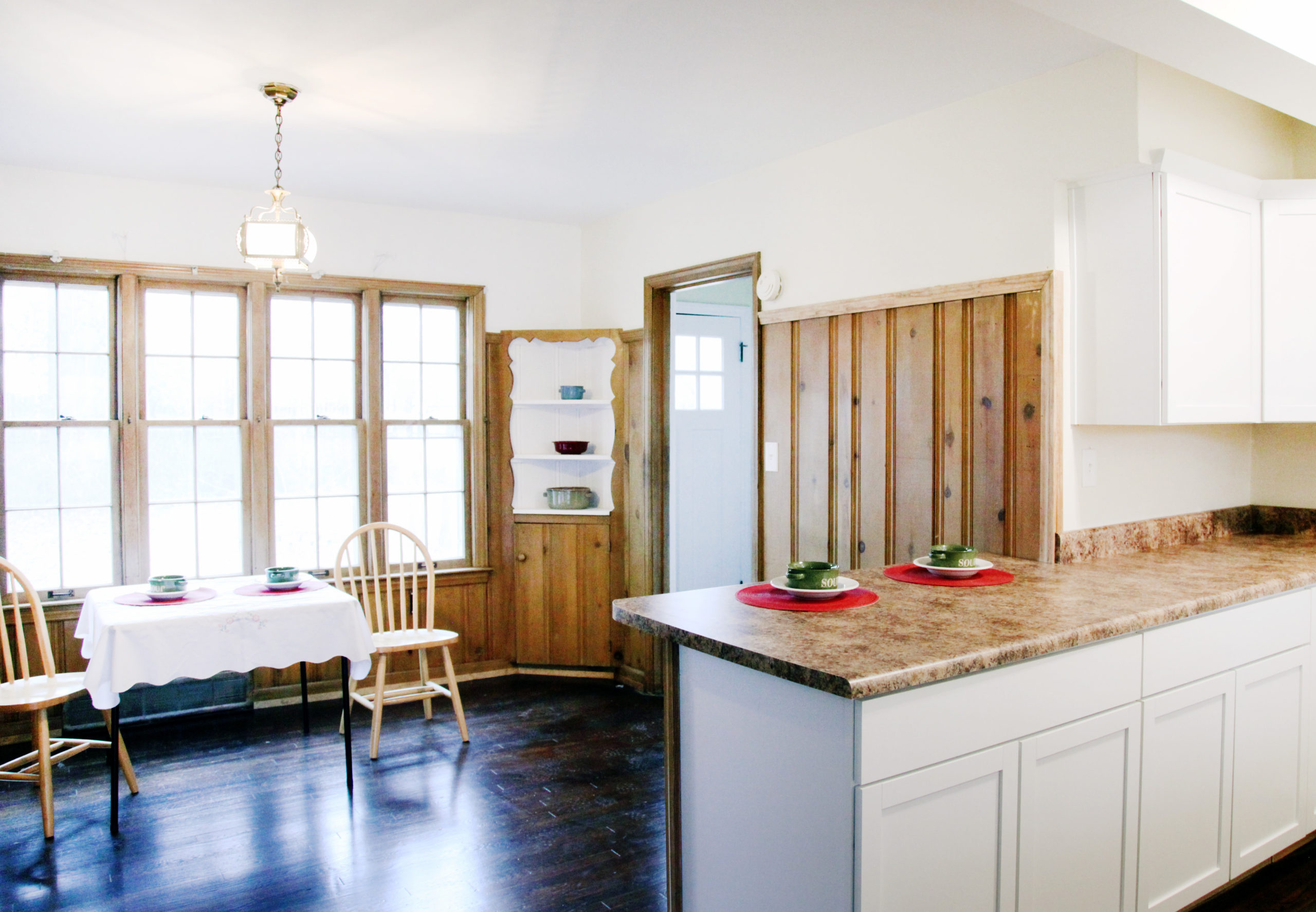 Staging an empty house to sell - tips & tricks! • Grand Little Place